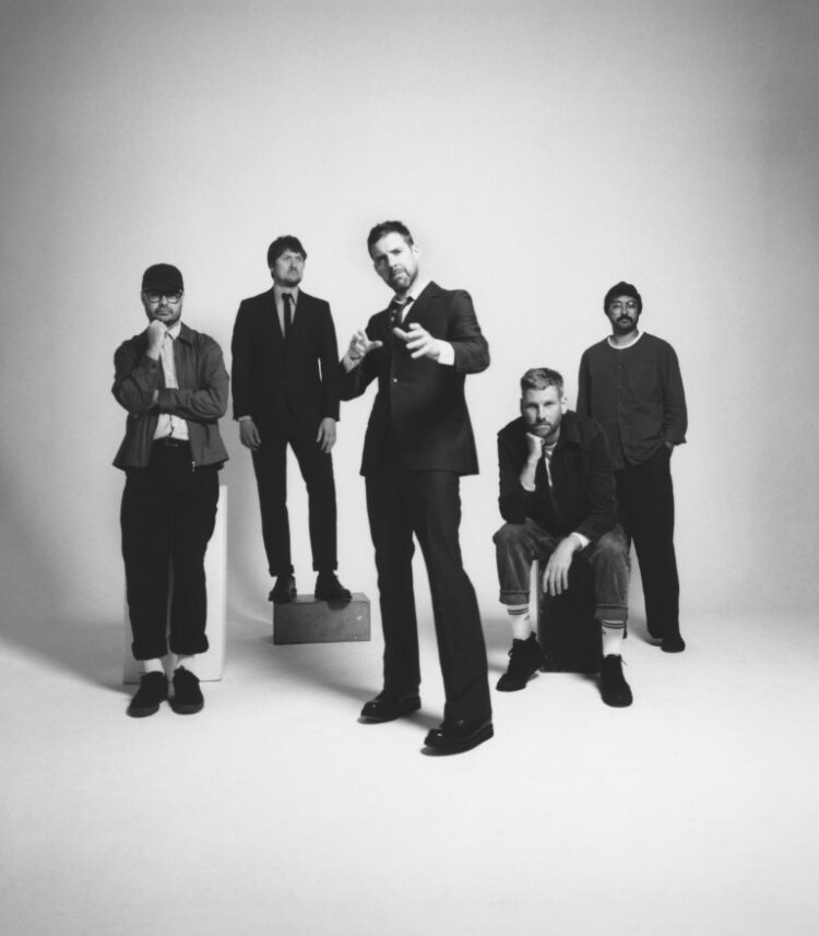 La leyenda británica Kaiser Chiefs estrena “Easy Eight Album” reinventando su sonido | GalerÍa ...