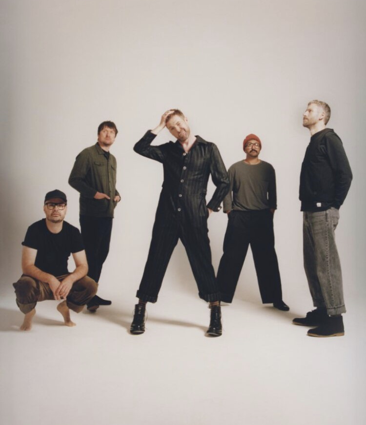 La leyenda británica Kaiser Chiefs estrena “Easy Eight Album” reinventando su sonido | GalerÍa ...